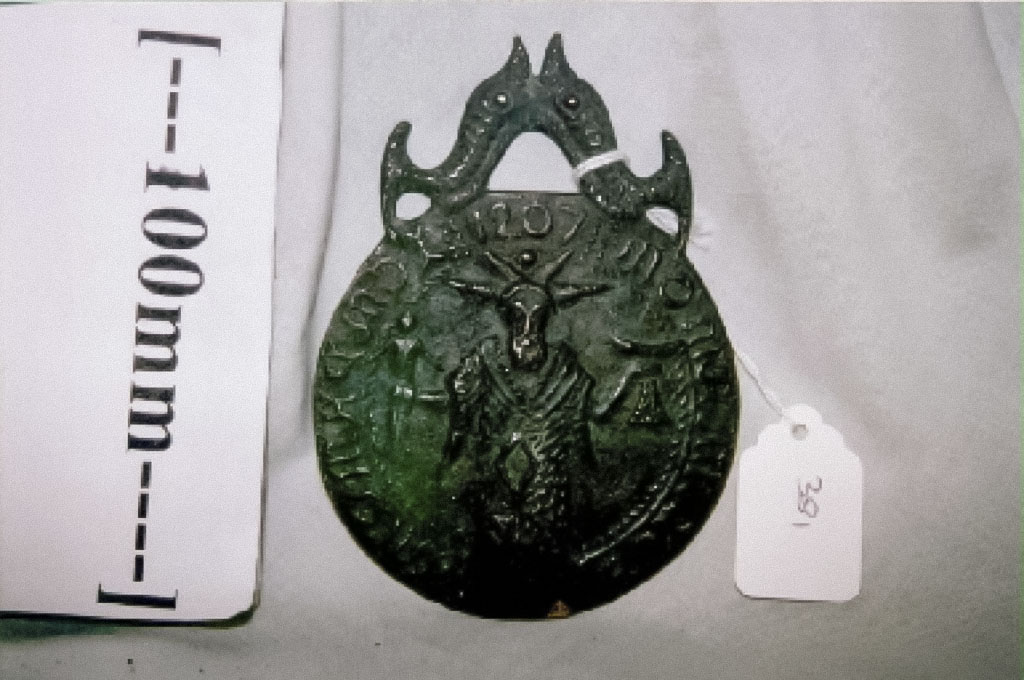 354 - pilgrim badge Medallion - Museum of Witchcraft and Magic