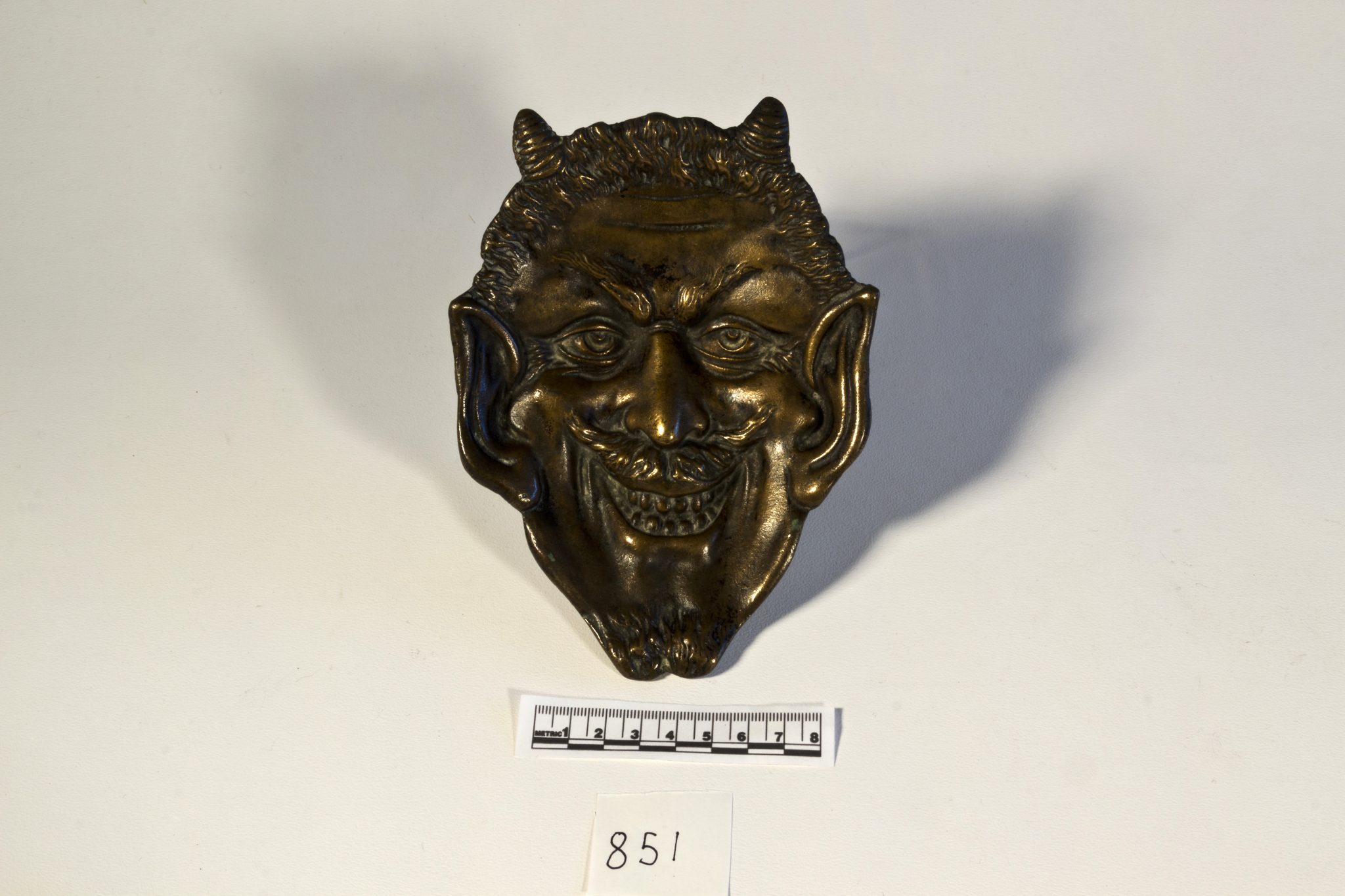 851 - Devil Head Ashtray - Museum of Witchcraft and Magic