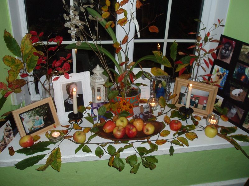 Day 5 of our countdown to Halloween - five apples bobbing - Museum of ...