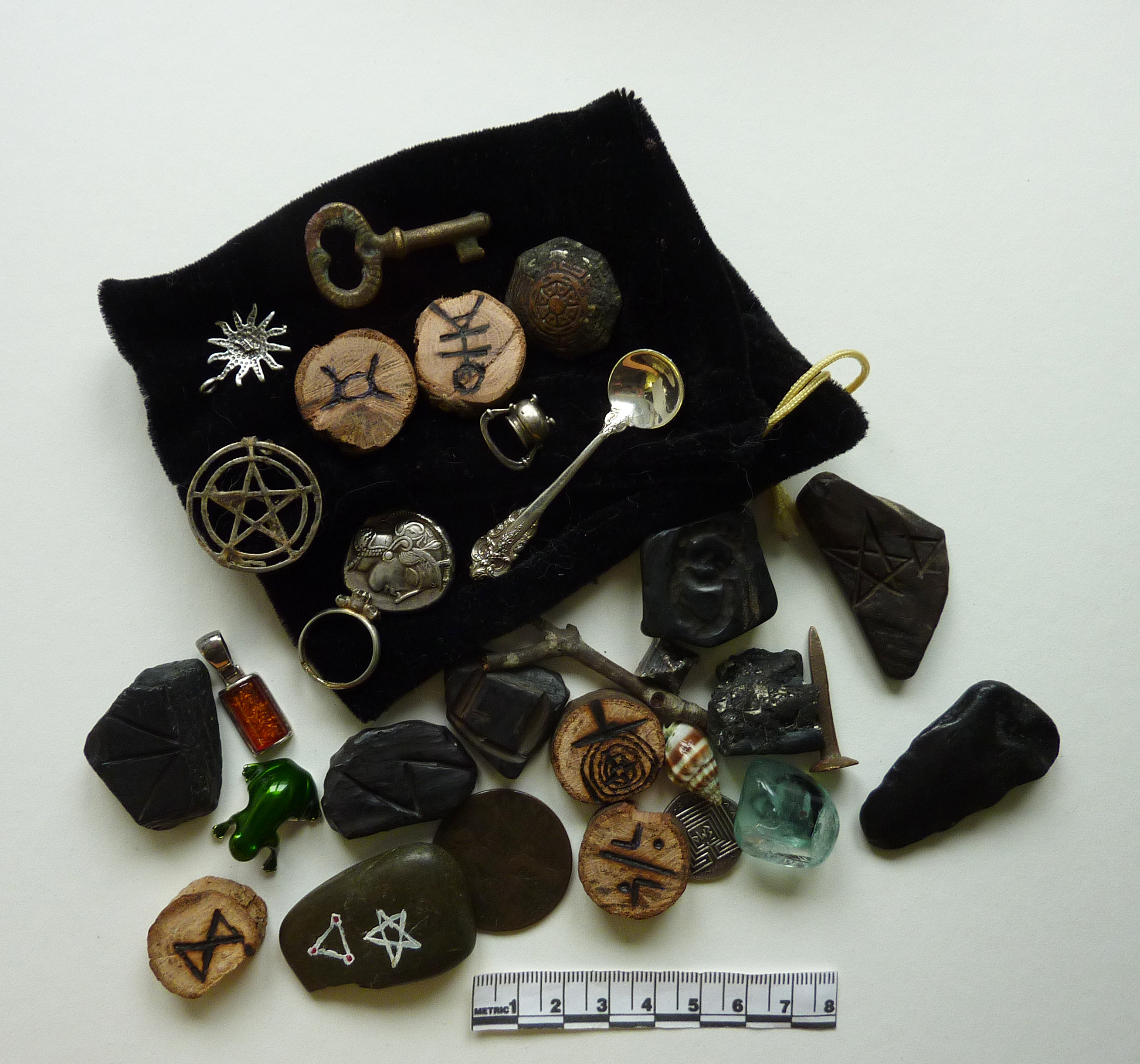 4194 - Bag of magical objects - Museum of Witchcraft and Magic